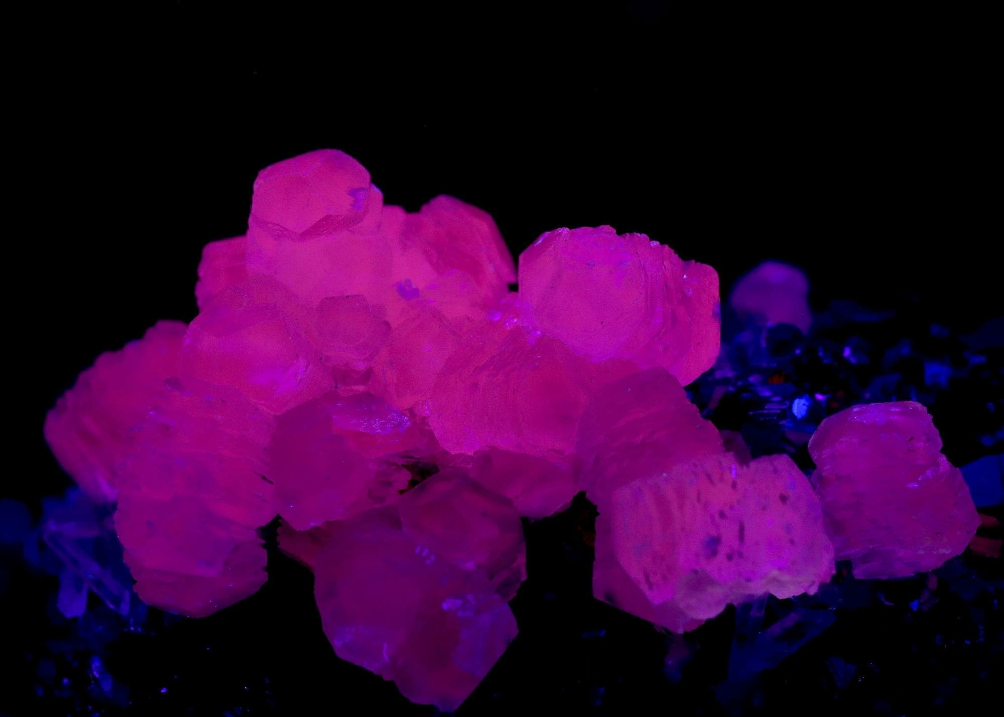 El mundo luminoso de los minerales y piedras preciosas fluorescentes